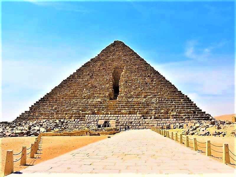 PIRÁMIDE DE MICERINO. LA DIVINA PIRÁMIDE. – Viajes en Chancletas